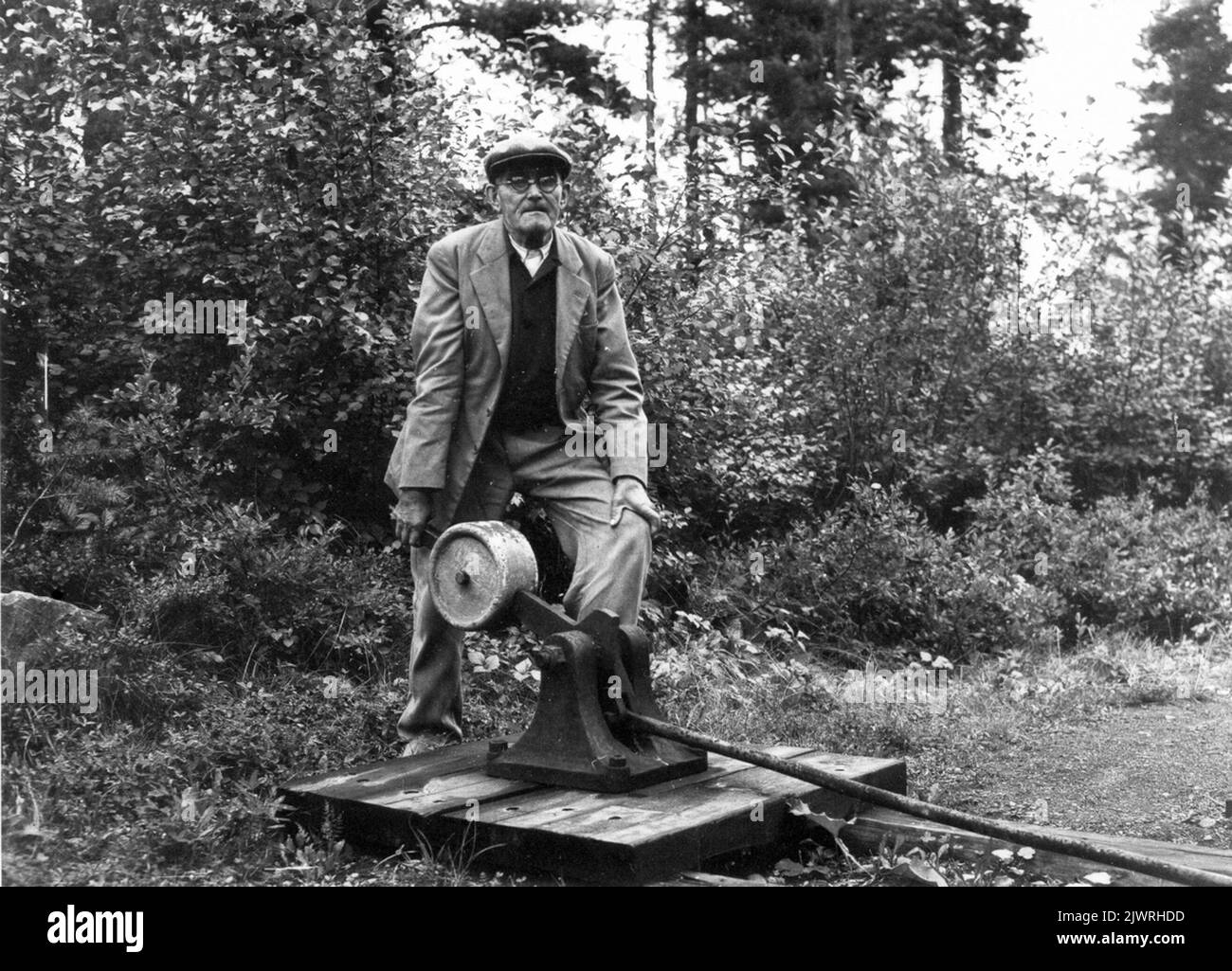 Port guard August Persson. Photo in August 1960. Portvakt August ...