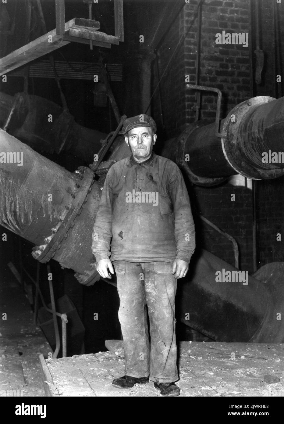 A e Östlund at the heating device in the cabin on March 1, 1954. A E ...