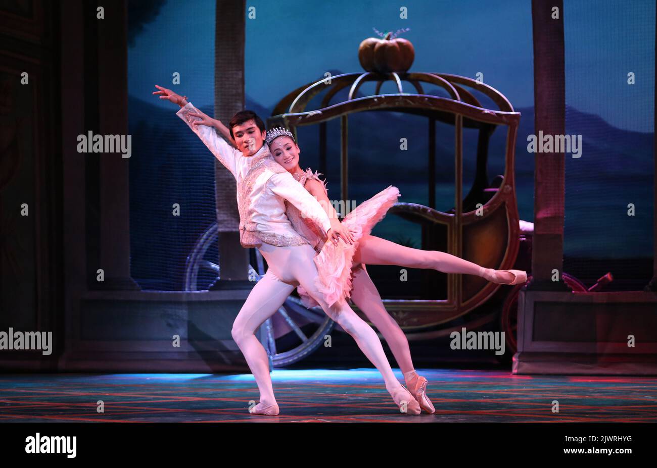 Principal dancers Meng Ningning (Cinderella) and Hao Bin (Prince ...