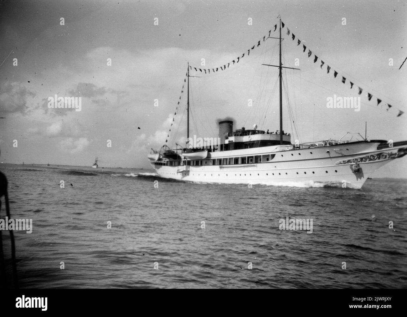 Finnish lust hunting and one of the Sveabolaget's vessels during the ...