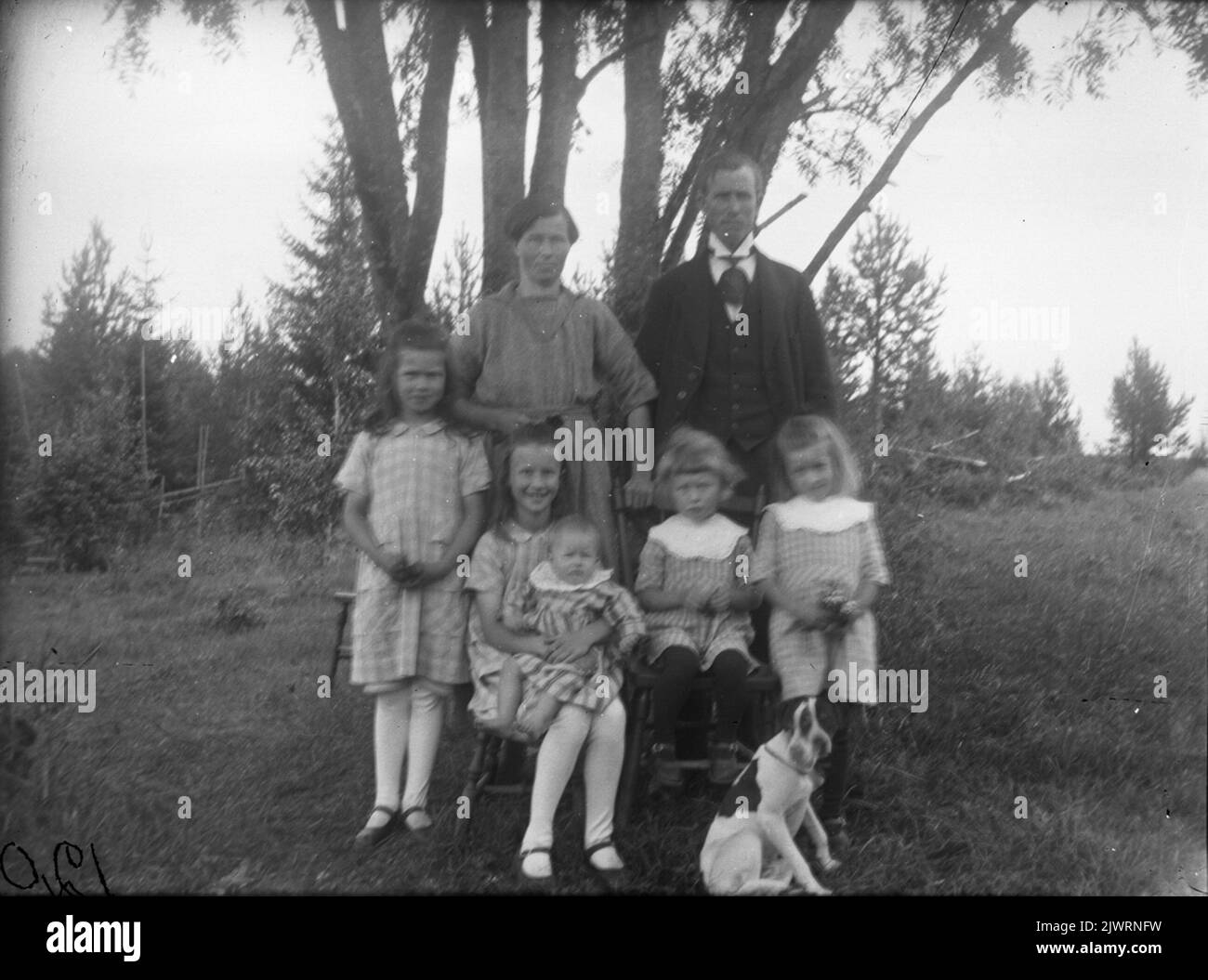 Portrait family outdoors Black and White Stock Photos & Images - Alamy