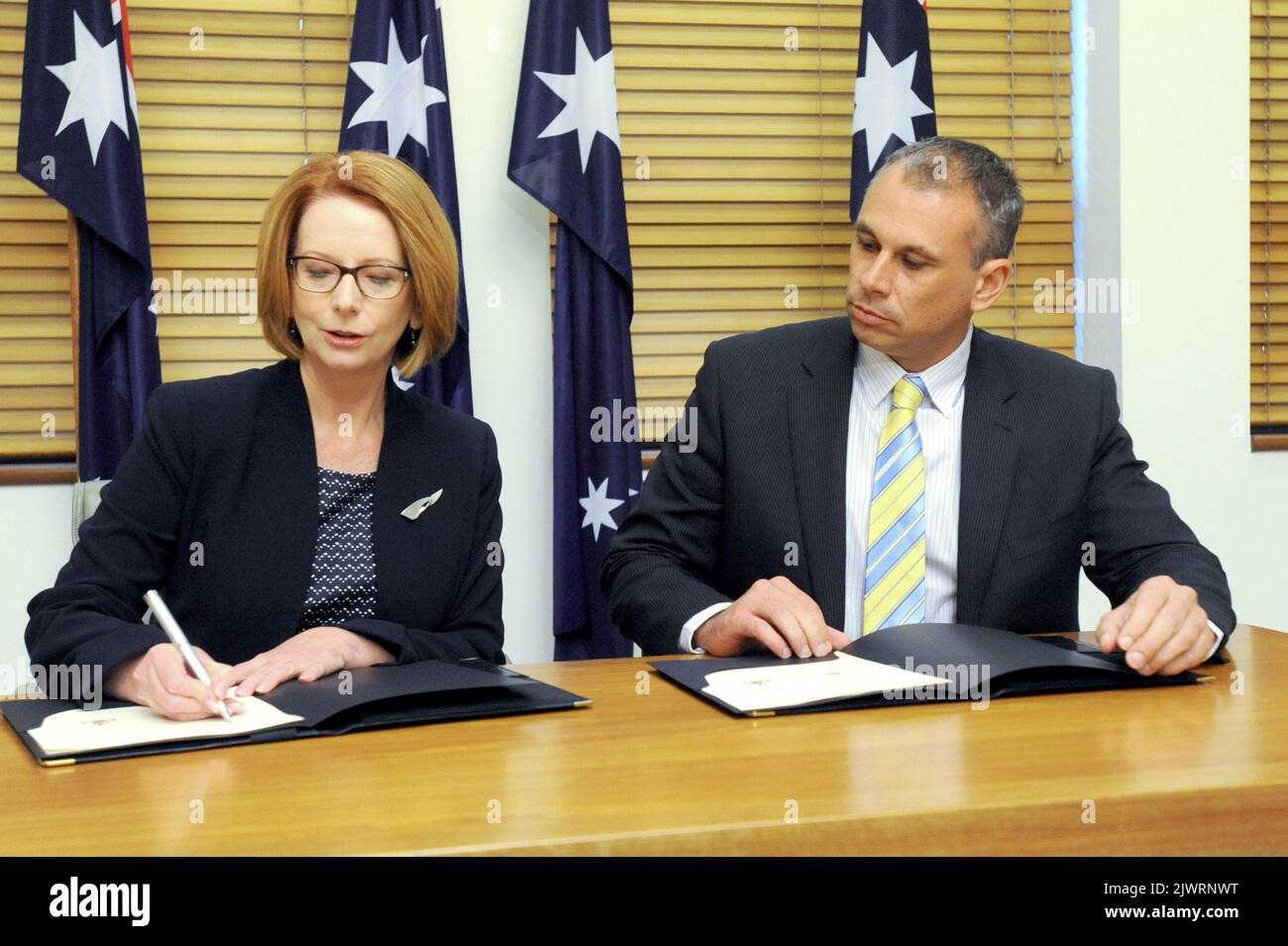 Prime Minister Julia Gillard signs a NDIS agreement with Northern ...