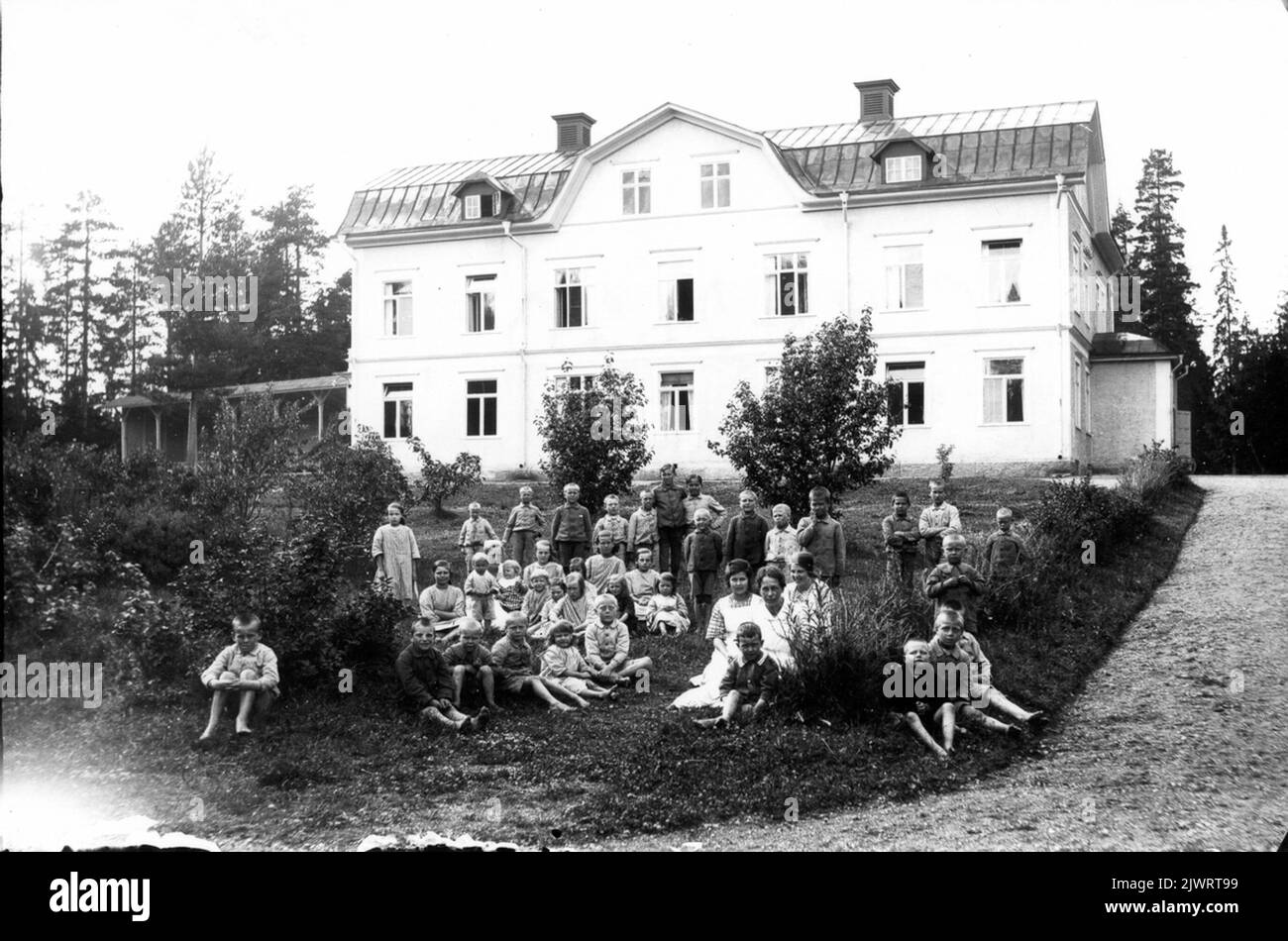 Children and staff at the orphanage in Sävstaås. Barn och personal vid ...