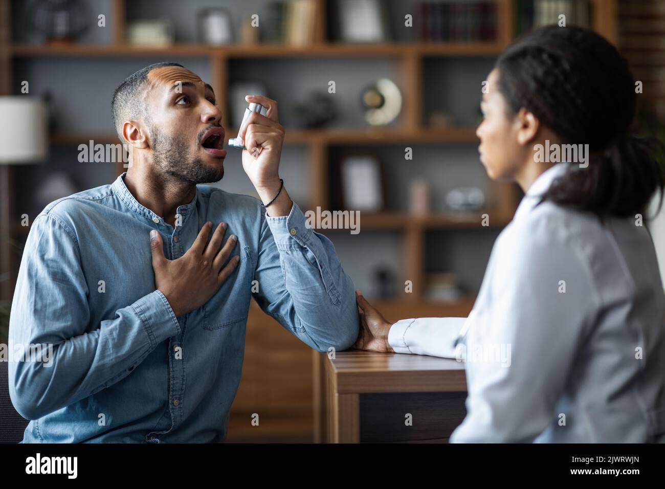 Asthma doctor african hi-res stock photography and images - Alamy