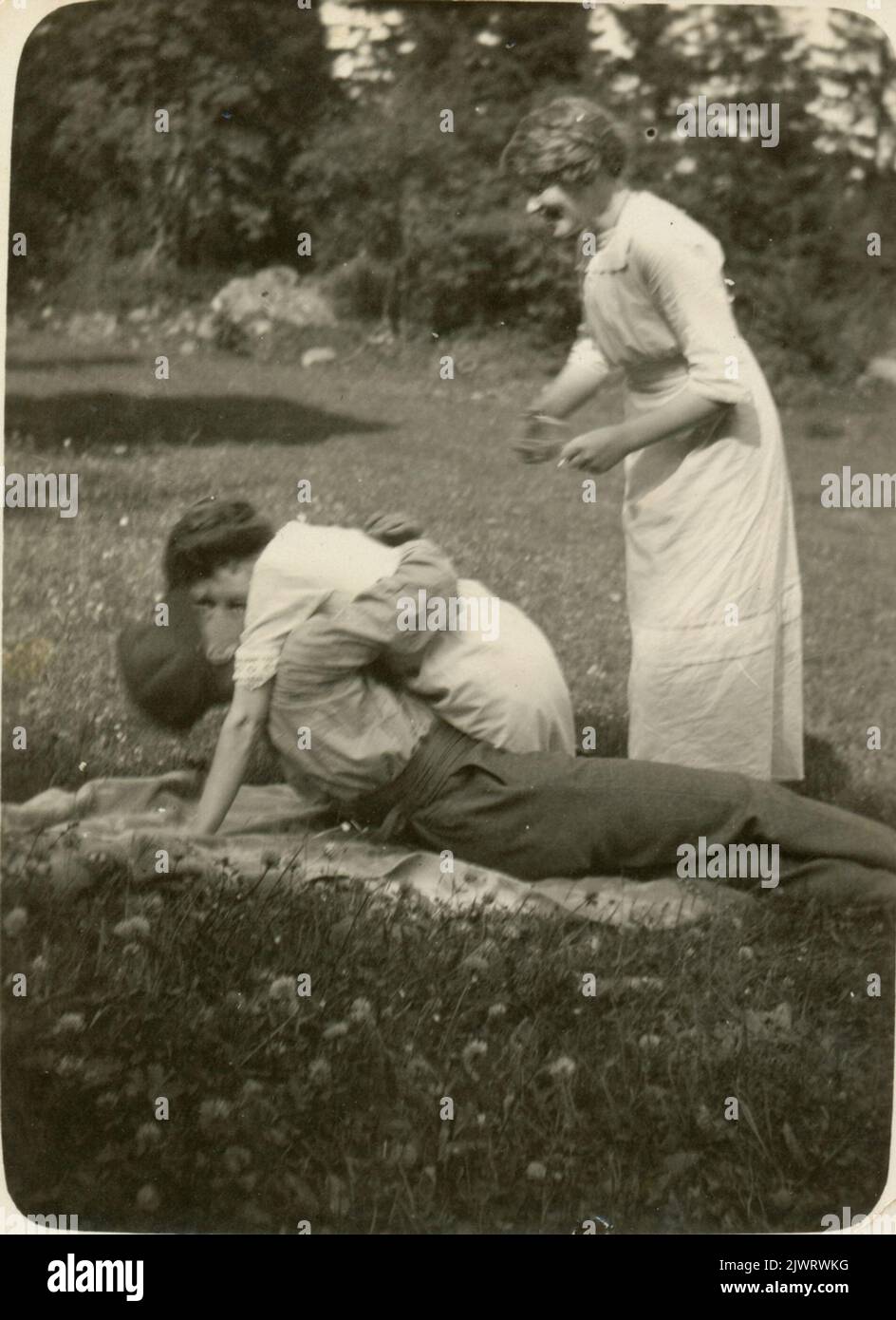 David Brundin attracts Elna to Elna's sister Naemi's great horror. Same ...