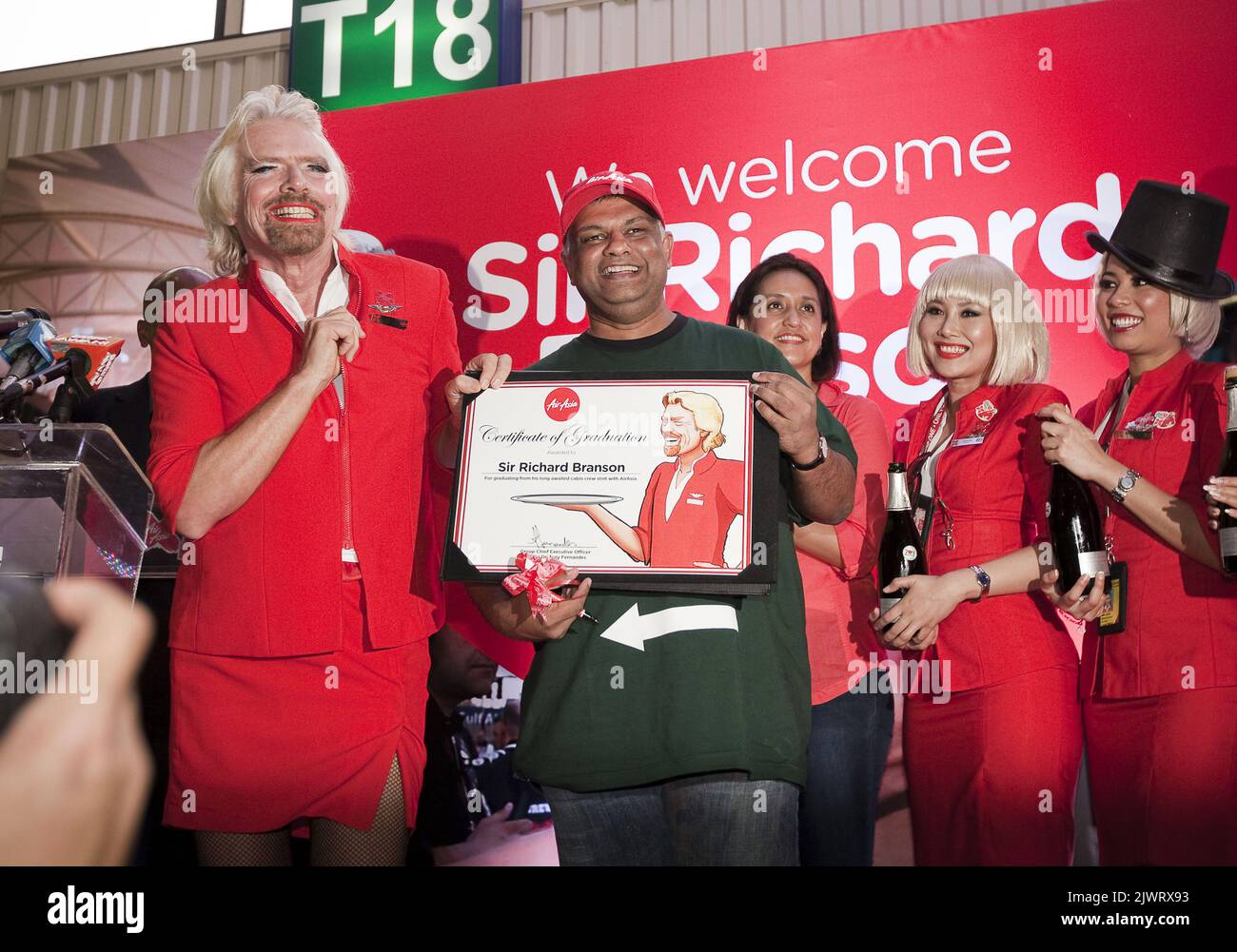 Sir Richard Branson arrives at Kuala Lumpur dressed in an Air Asia ...