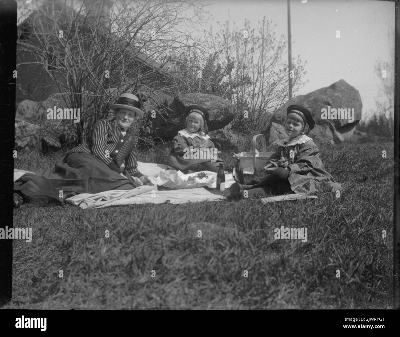 Excursion, Elna Brundin's mother Anna Larsdotter Olsson on the left ...