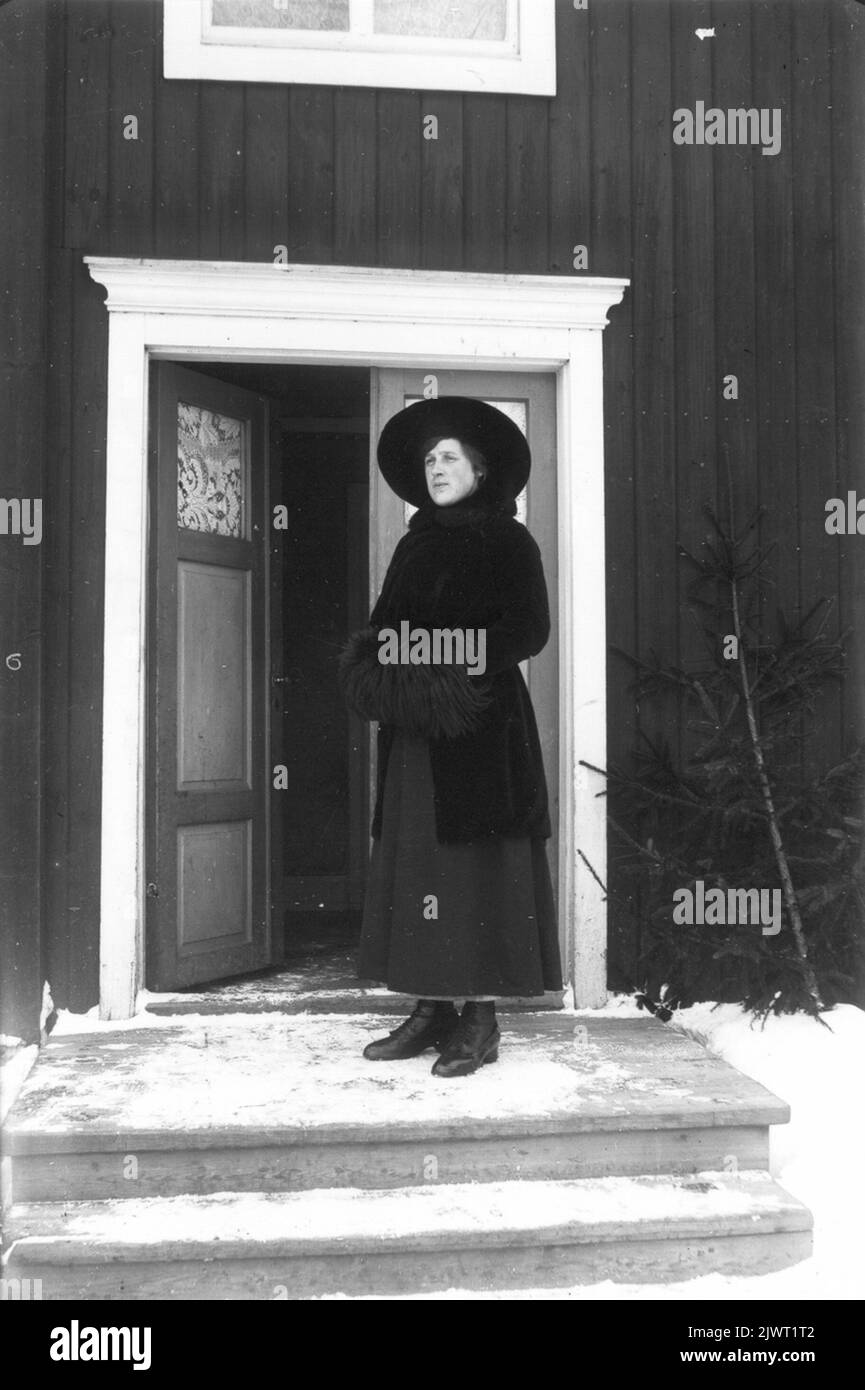 Mia, maid in Jan-Hans on the stairs to Jan-Hans. Photo 1918-1920. Mia ...