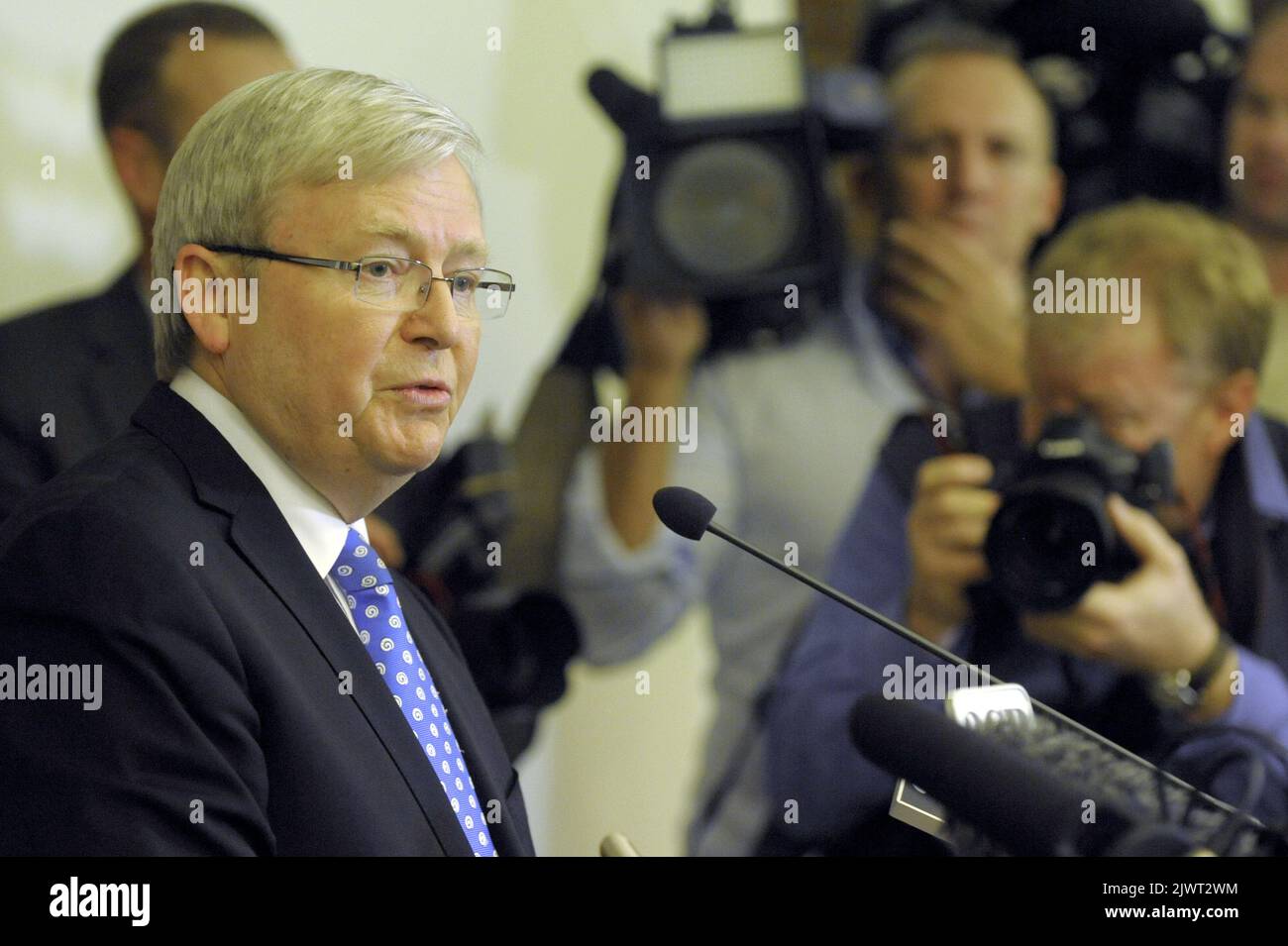 Kevin Rudd announces he will stand for the ALP leadership in a ballot ...