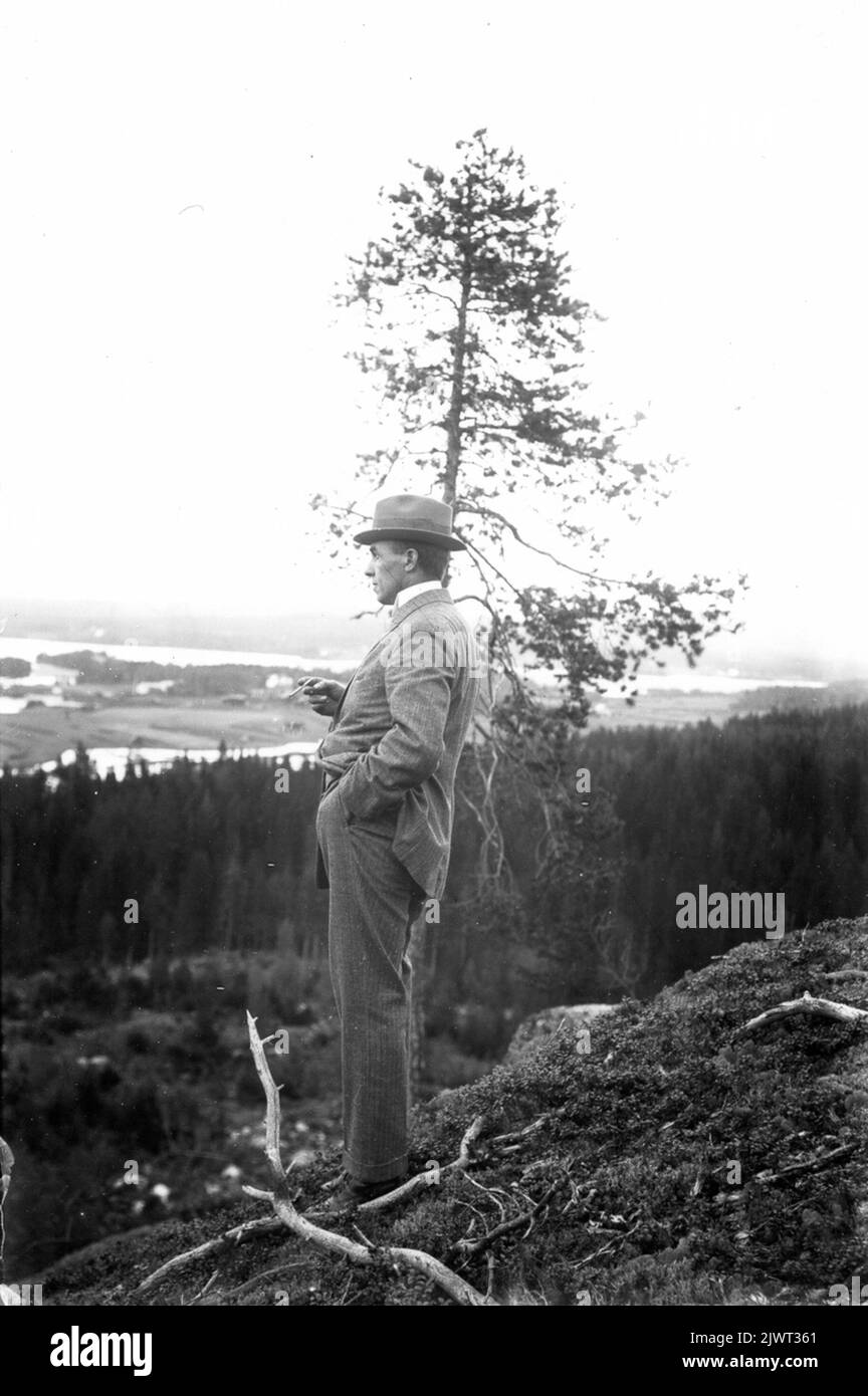 Painter-Emil (Nilsson) on the mountain above Boerne. Målar-Emil ...