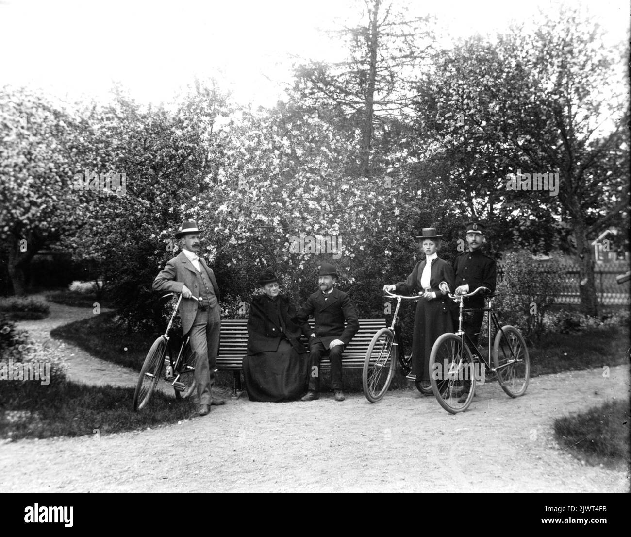 Acting Per Englund with wife. Son Gösta and son Seved with fiancee ...