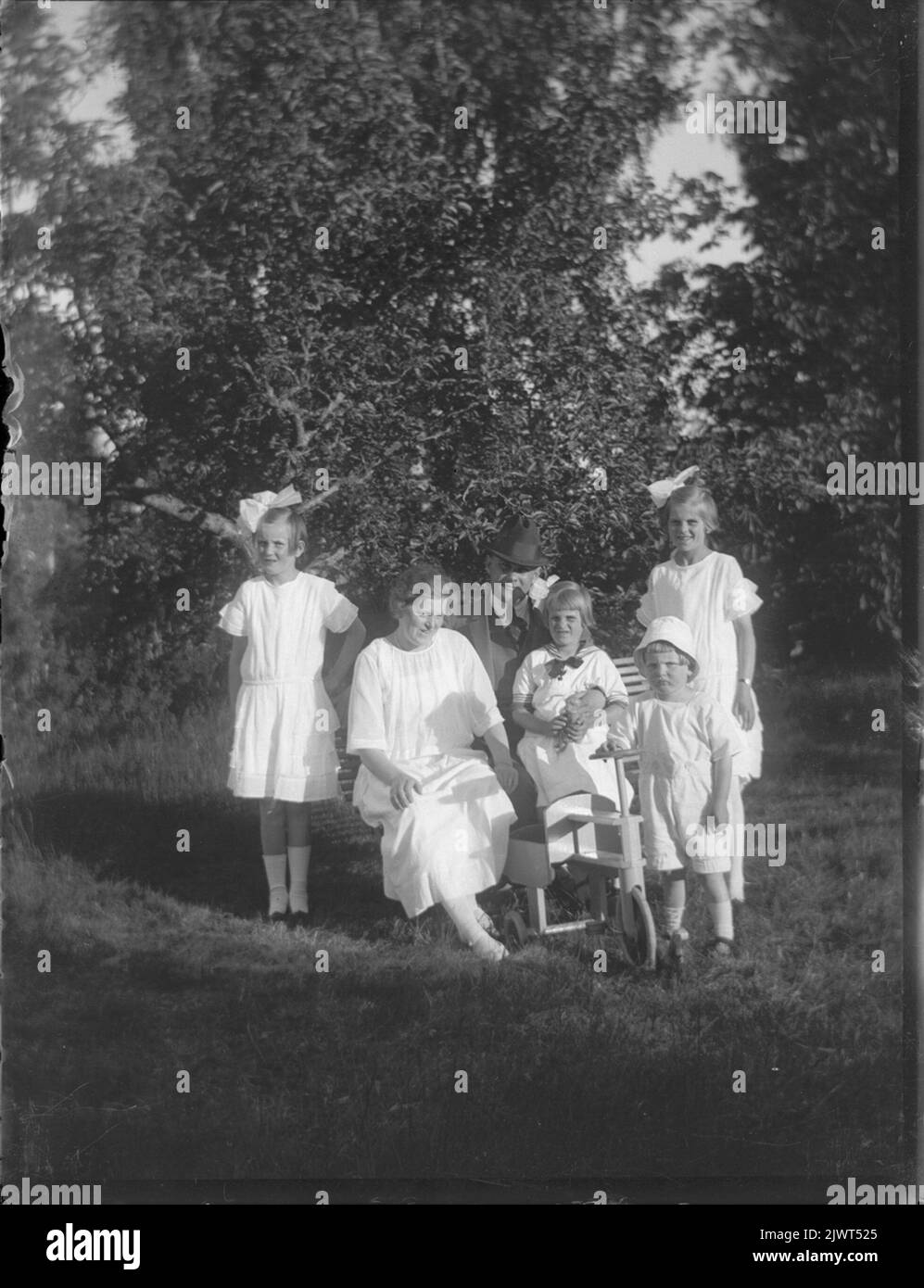 Here is a picture of the whole family Brundin, from left: Karin, Elna ...