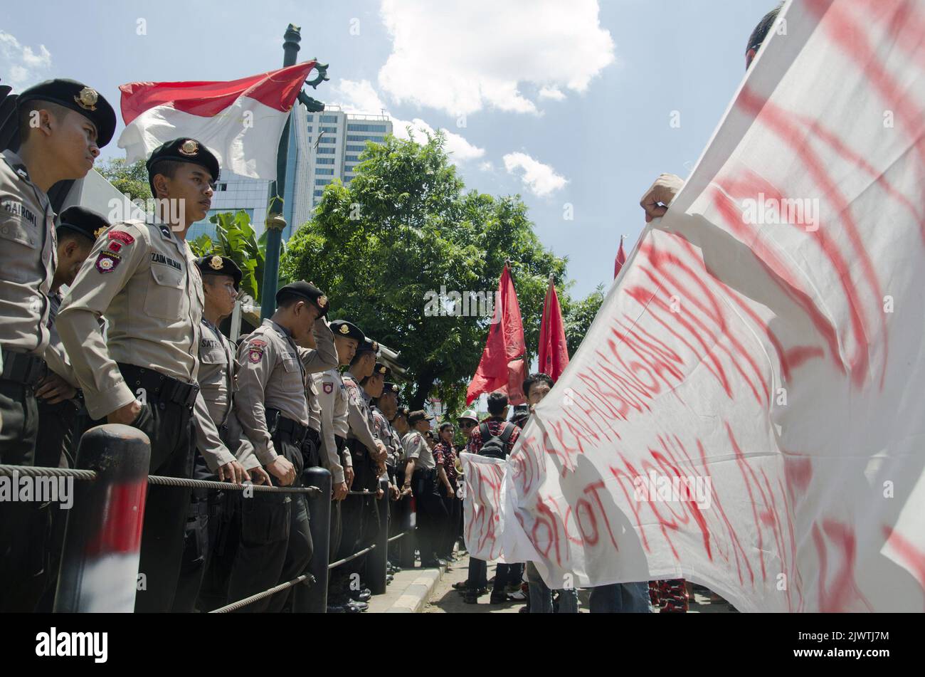 Police guard standing face to face with the protestors from outside of ...