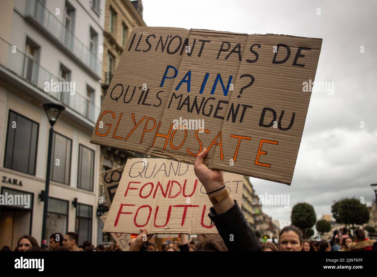 High school students held a protest march against environmental ...