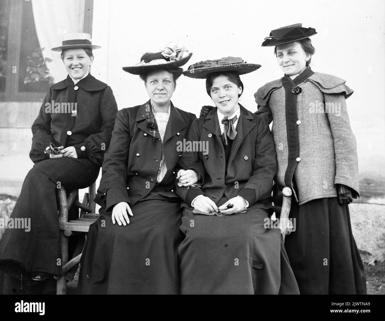 Four women on a bench. Alma, Fanny, Anna and Ester Fyra kvinnor på en ...