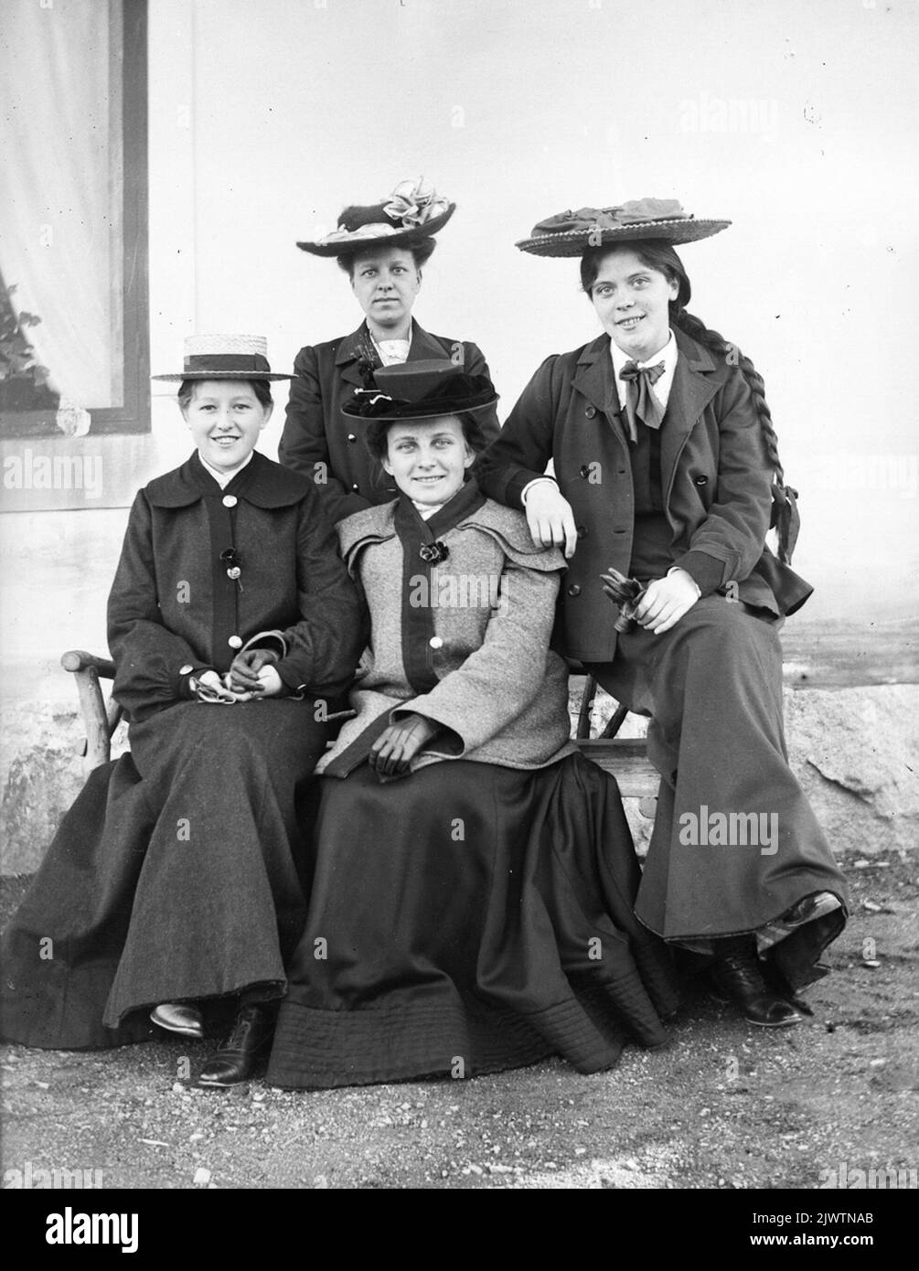 Four women on a bench. Alma, Fanny, Anna and Ester Fyra kvinnor på en ...