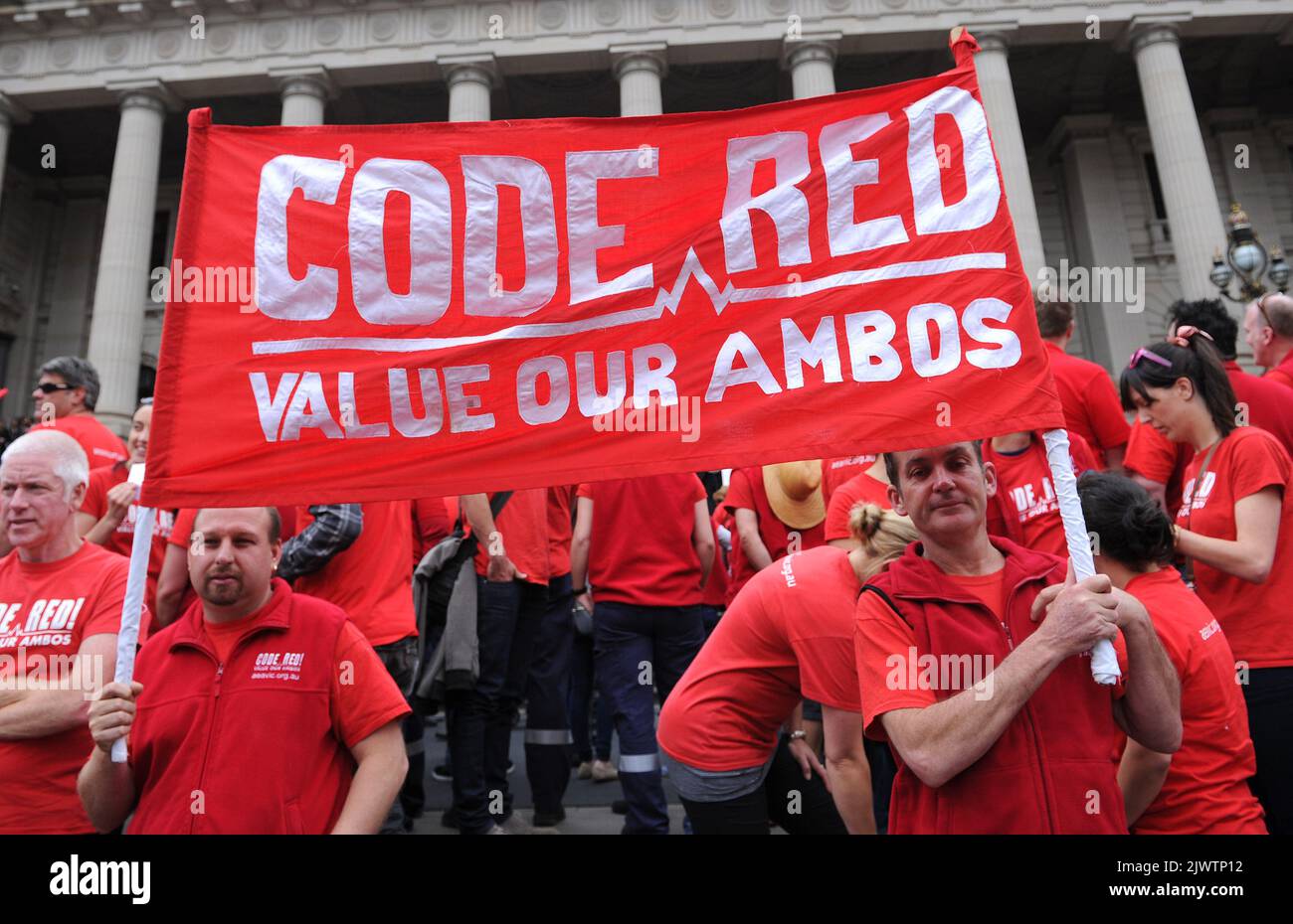 Paramedics protest on the steps of Victorian Parliament in Melbourne ...