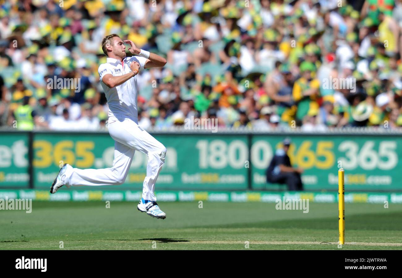 England's Stuart Broad in bowling action. NO ARCHIVING ** STRICTLY ...
