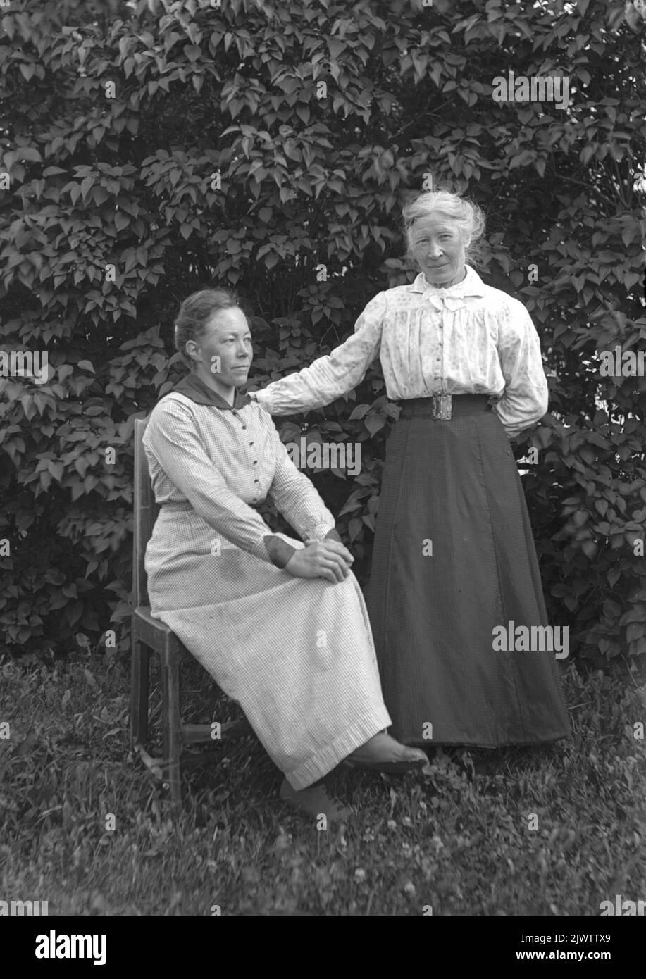 Sisters Lydia (sitting) and Anna Stina Olsson Systrarna Lydia (sittande ...