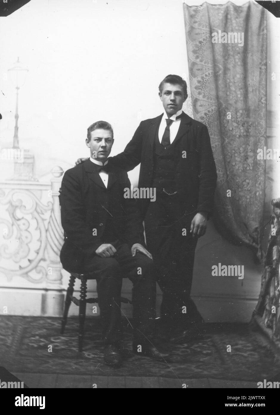 Full standing pose Black and White Stock Photos & Images - Alamy