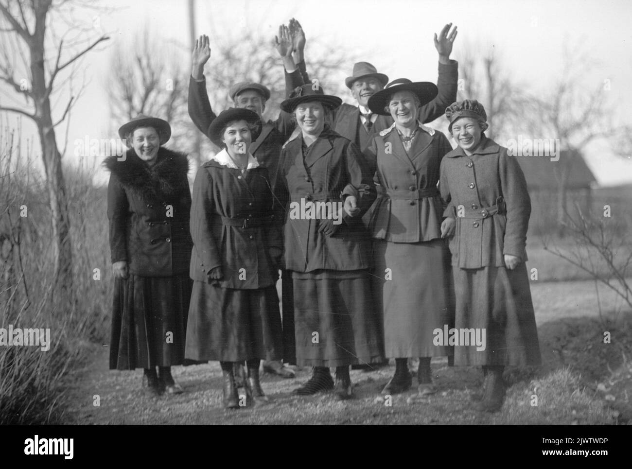 Einar Larsson, Åsmundshyttan and Josef Eriksson, Wästra Hästbo behind ...