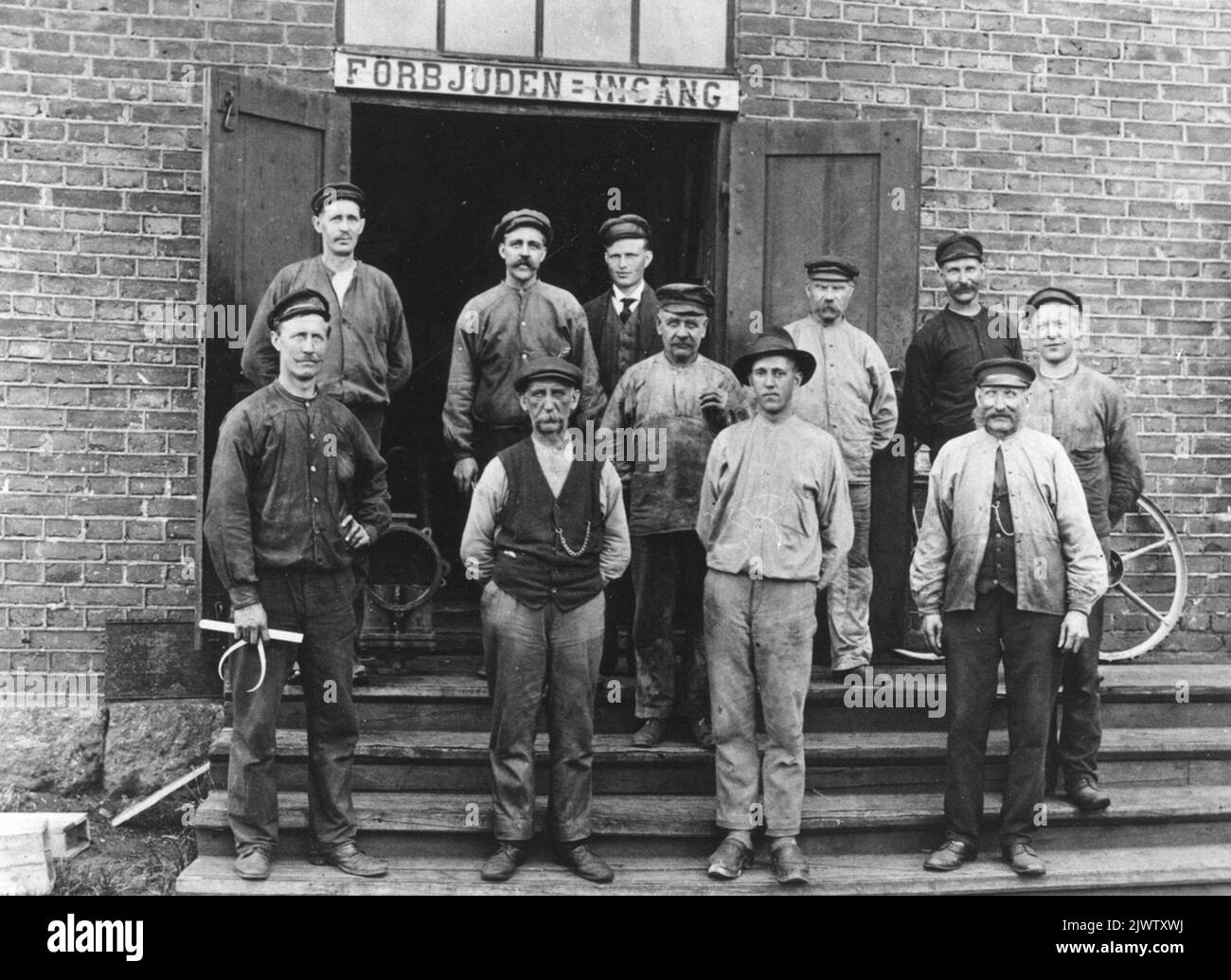 Smiths and workshop workers at Hybo-Sågen.Bakre row from. 1?, August 2 ...