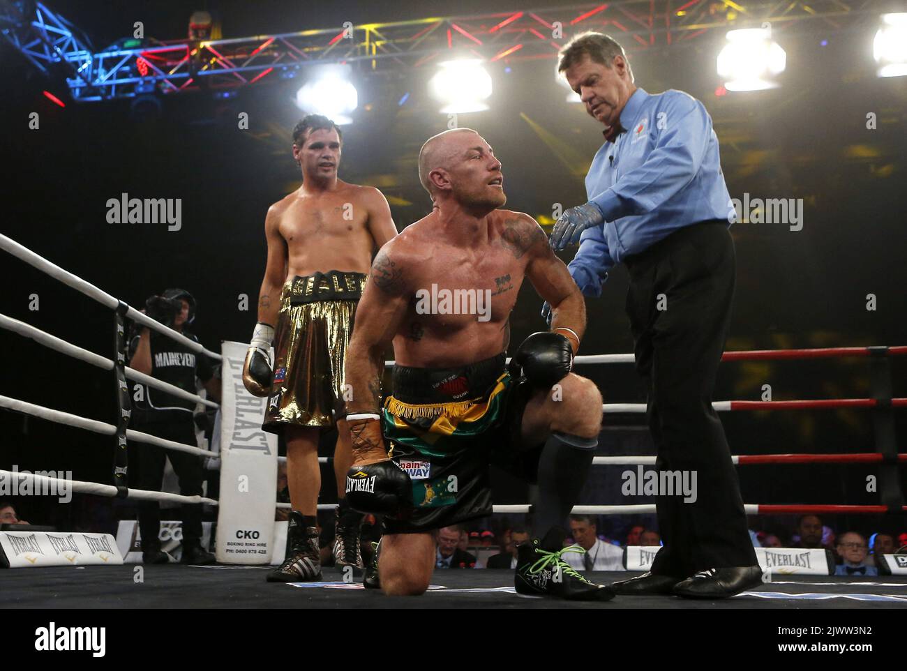 Daniel Geale and Garth Wood box during their fight at the Hordern ...