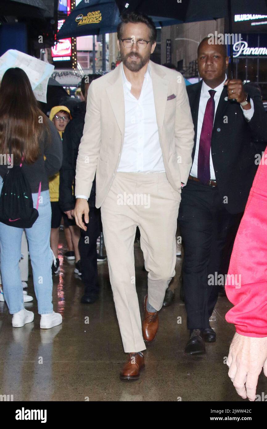 Ryan Reynolds And Rob McElhenny On Good Morning America -PICTURED: Ryan ...