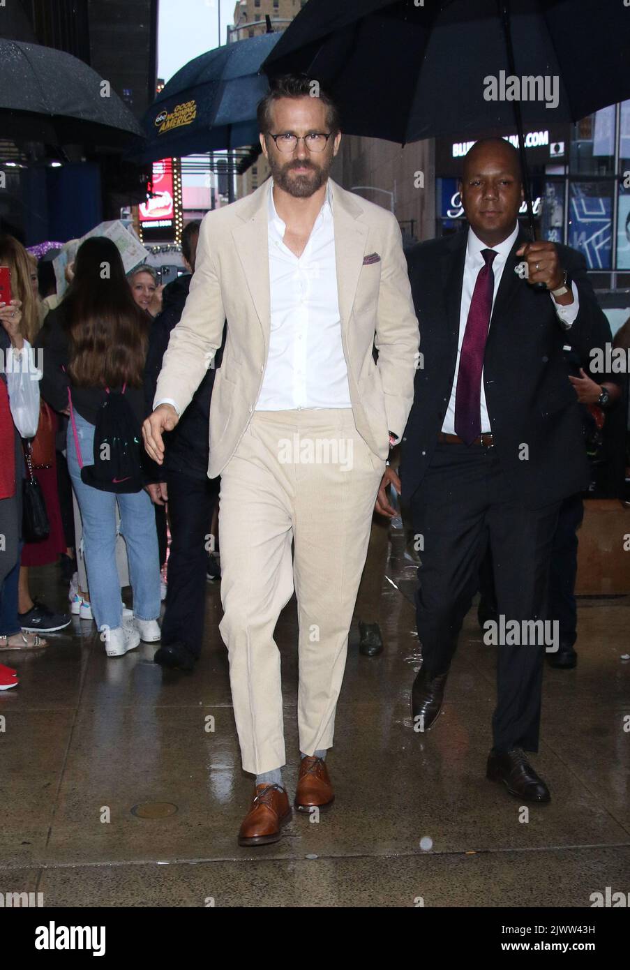 Ryan Reynolds And Rob McElhenny On Good Morning America -PICTURED: Ryan ...