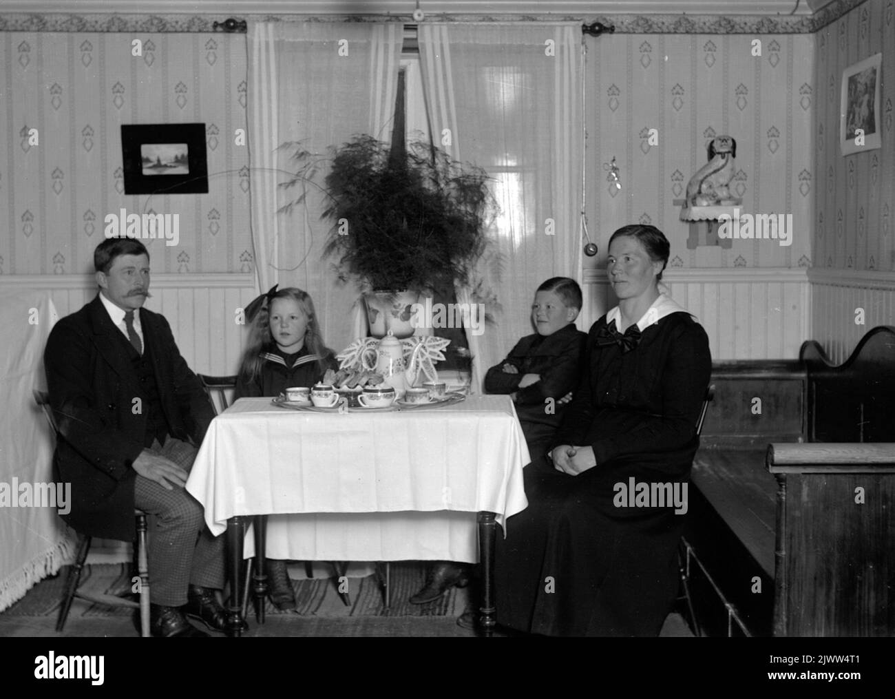 Family gathered around dining table hi-res stock photography and images ...