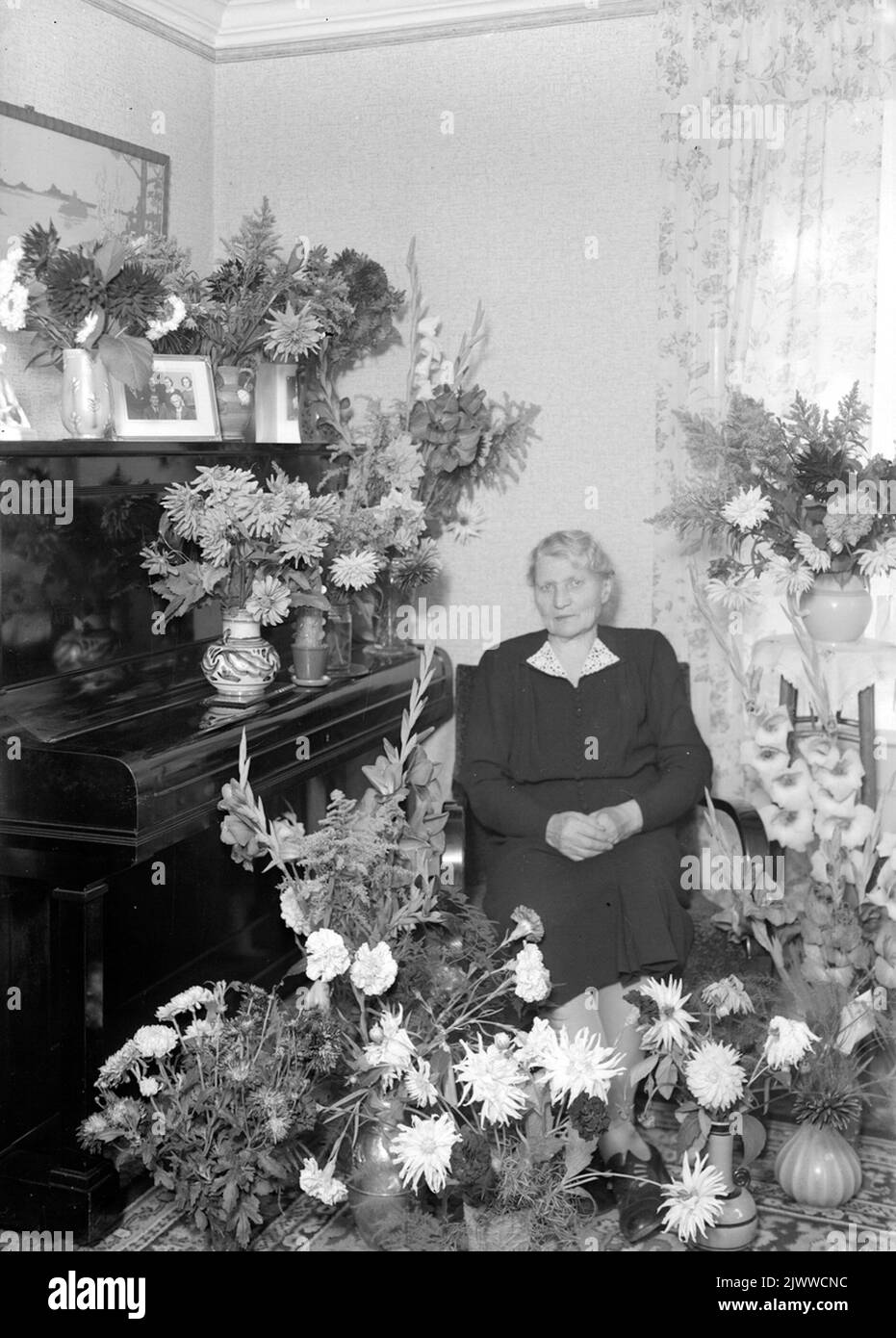 Mrs. Eriksson, 70 years, Bomhus. Photo in September 1943. Fru Eriksson ...