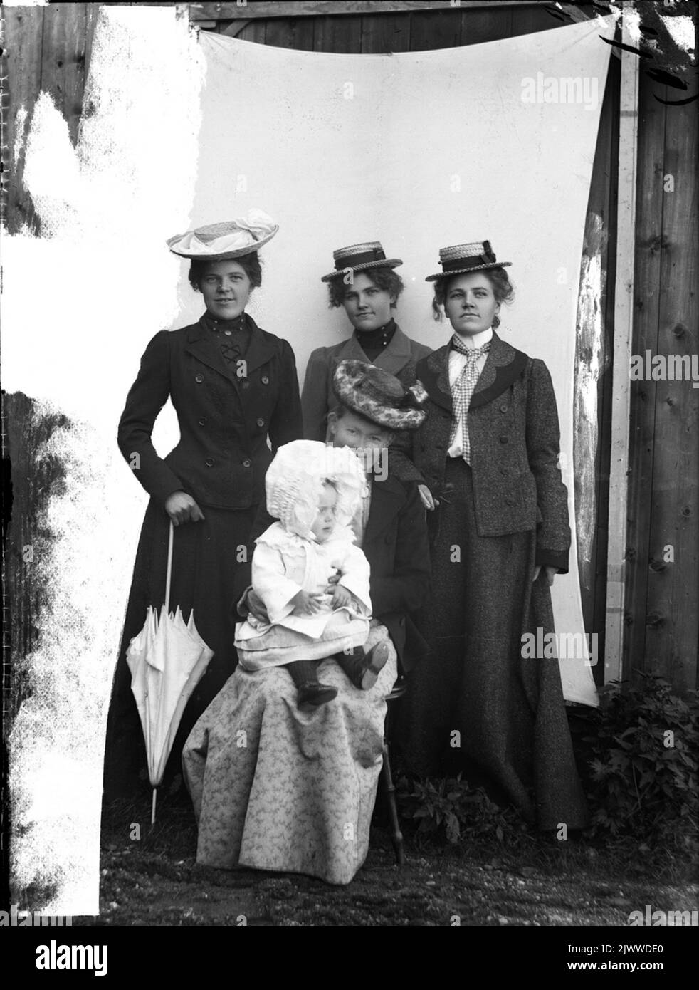Portrait, four women and a small child. Porträtt, fyra kvinnor och ett ...