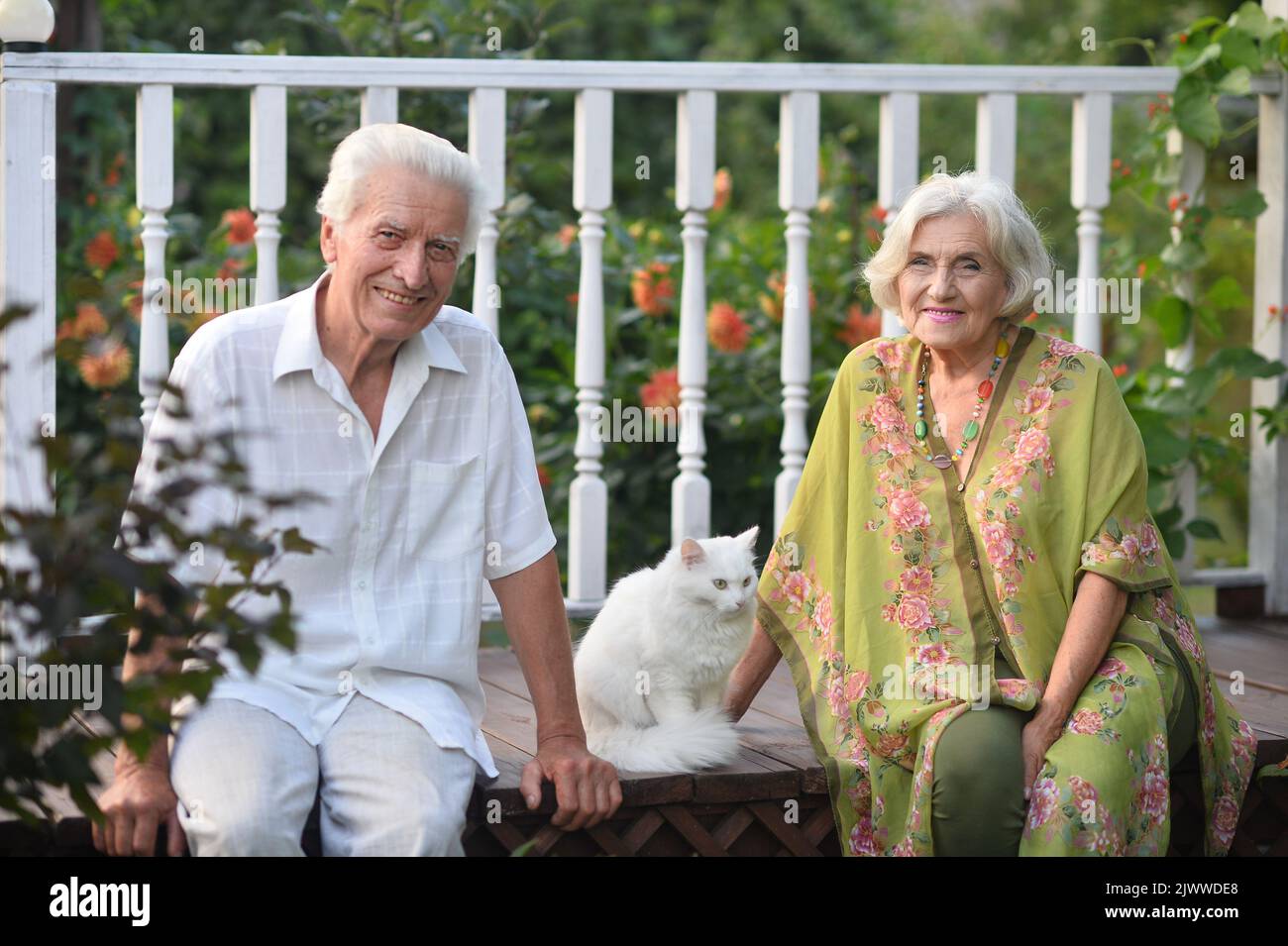 beautiful elderly couple sitting with their cat Stock Photo - Alamy