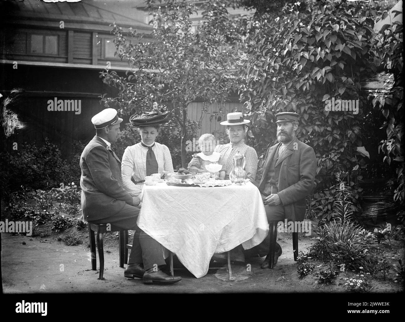 Coffee party in the garden. Kaffefest i trädgården Stock Photo - Alamy