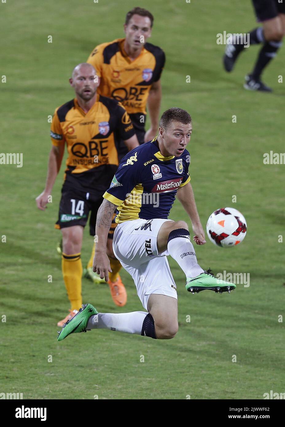The Mariner's Mitchell Duke controls the ball during the round 26 A ...