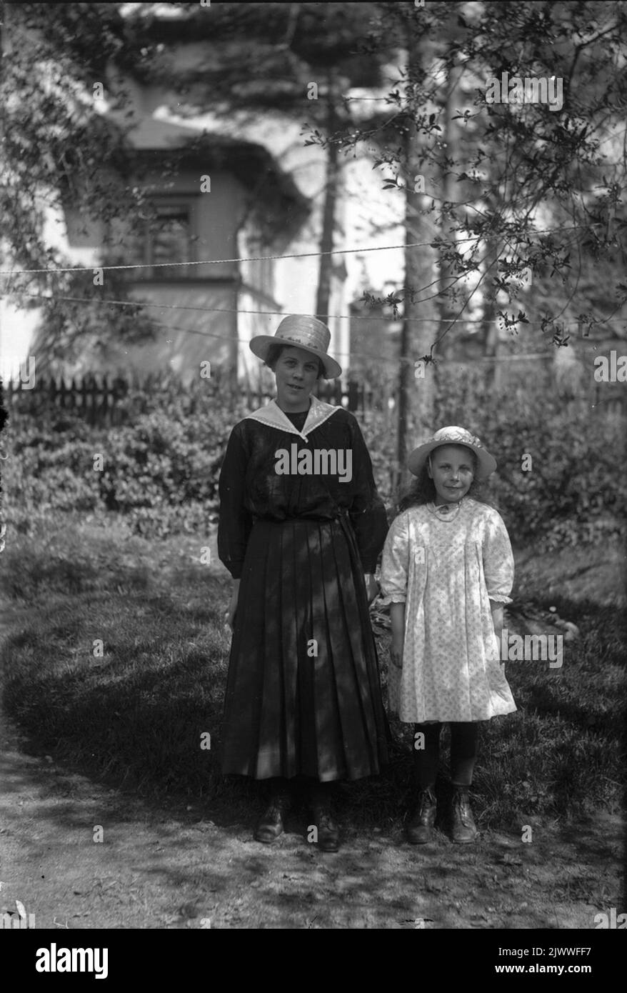 European family mother daughter Black and White Stock Photos & Images ...