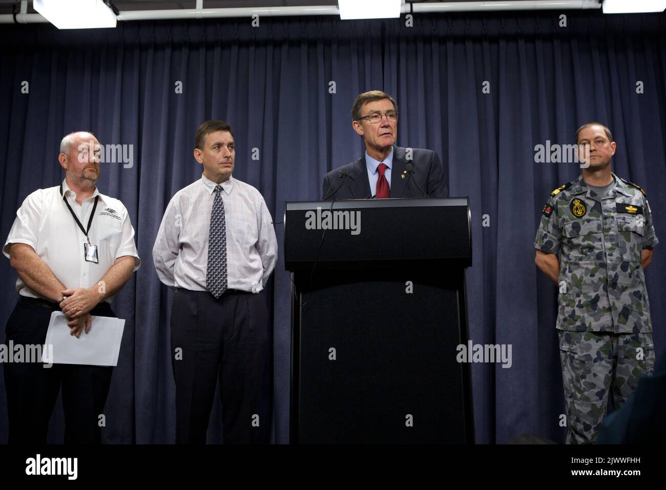 Former Defence Chief Angus Houston, Chief Coordinator of the Joint ...