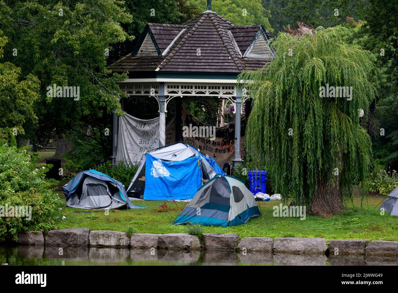 Poverty shelter homeless hi-res stock photography and images - Alamy