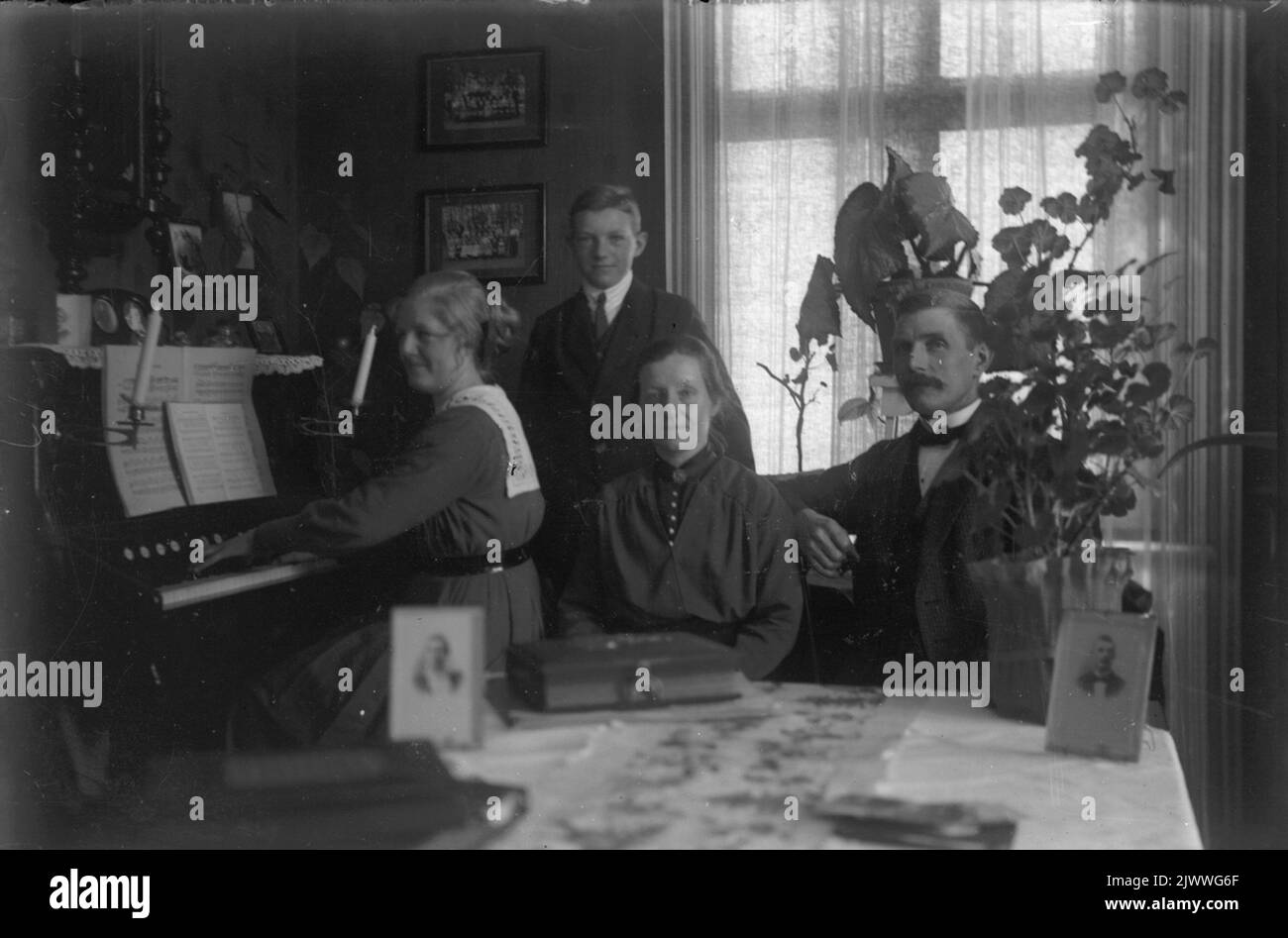 Family, young woman plays organ. Familj, ung kvinna spelar orgel Stock ...