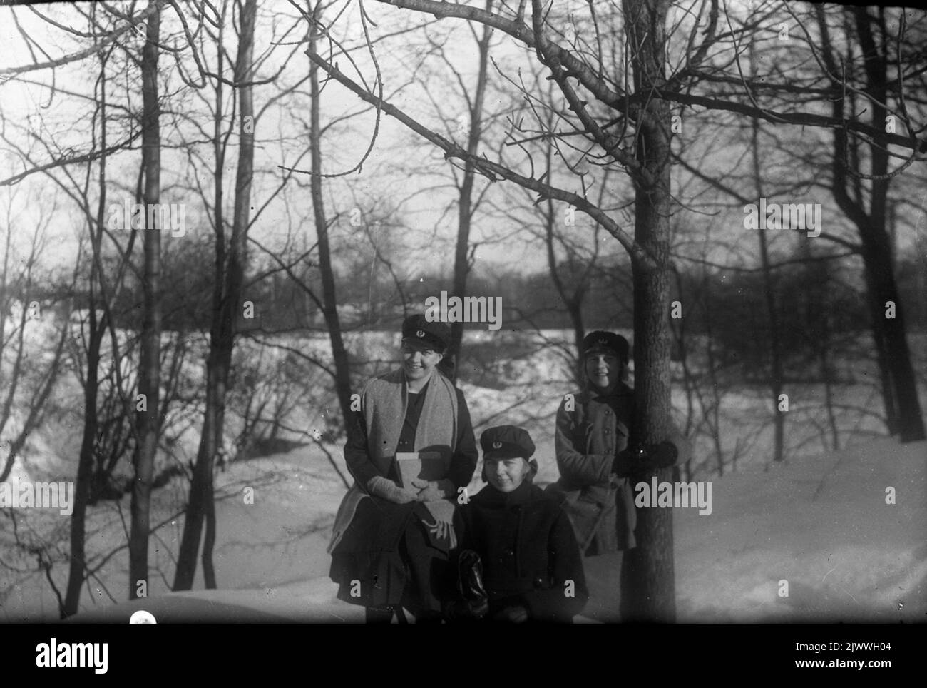 Winter image, three girls. Vinterbild, tre flickor Stock Photo - Alamy