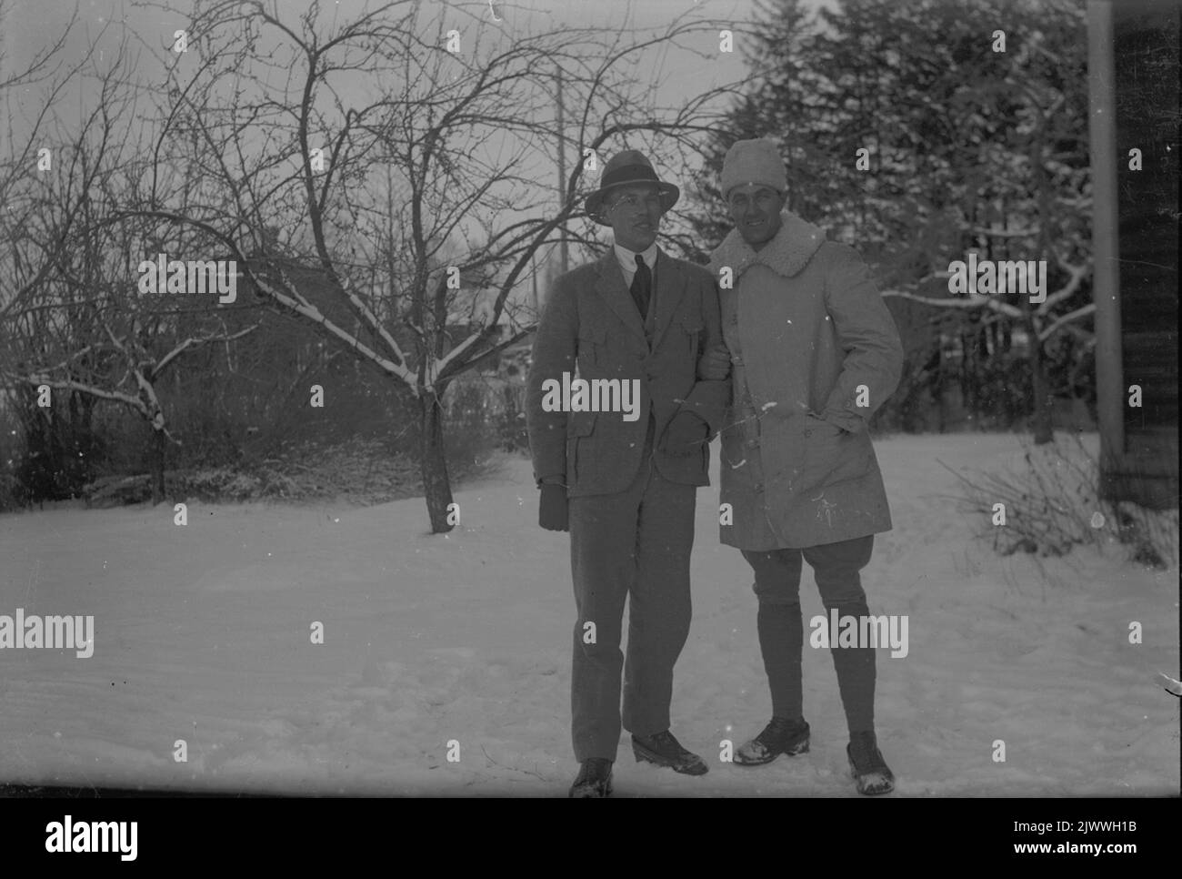 Winter image, two men. Vinterbild, två män Stock Photo - Alamy