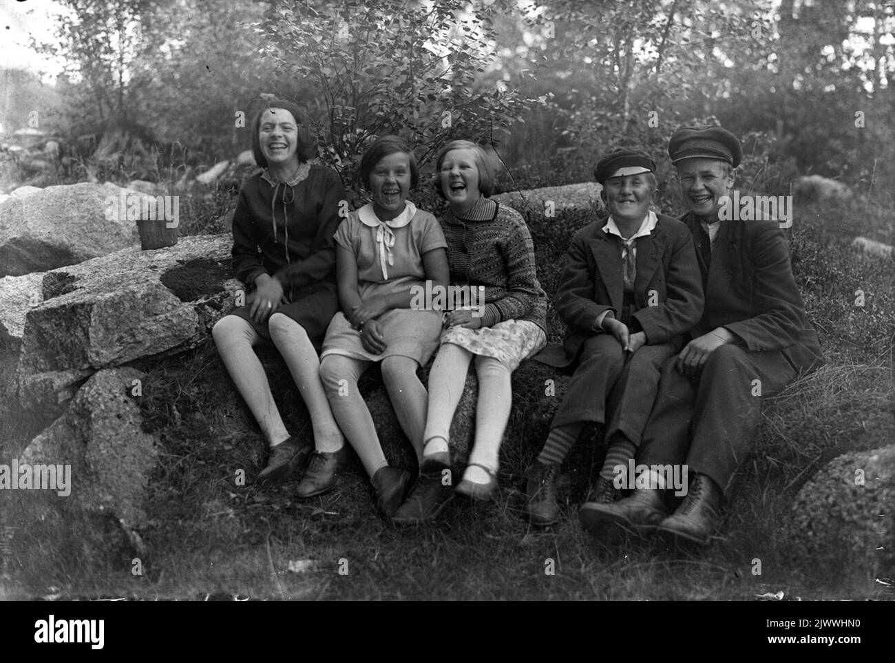 Three girls and two boys in the open. Tre flickor och två pojkar i det ...