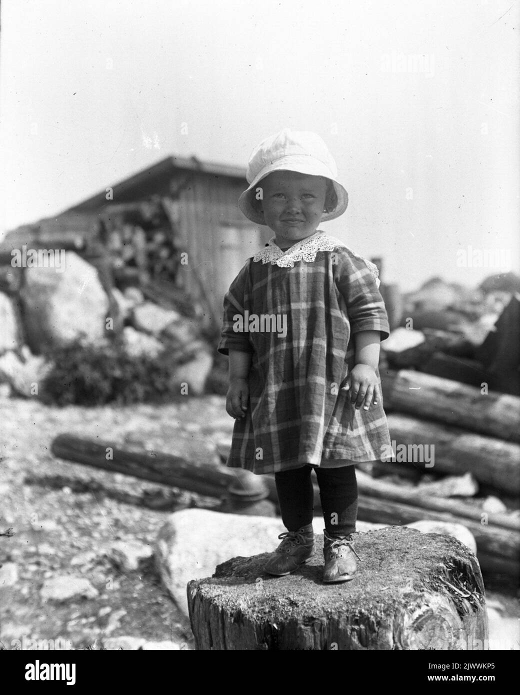 Little girl on the island. (Lill maid or big maid) Liten flicka på ön ...