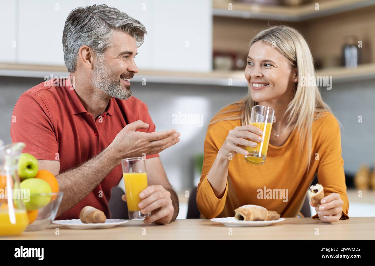 Two middle aged woman kitchen talking hi-res stock photography and ...