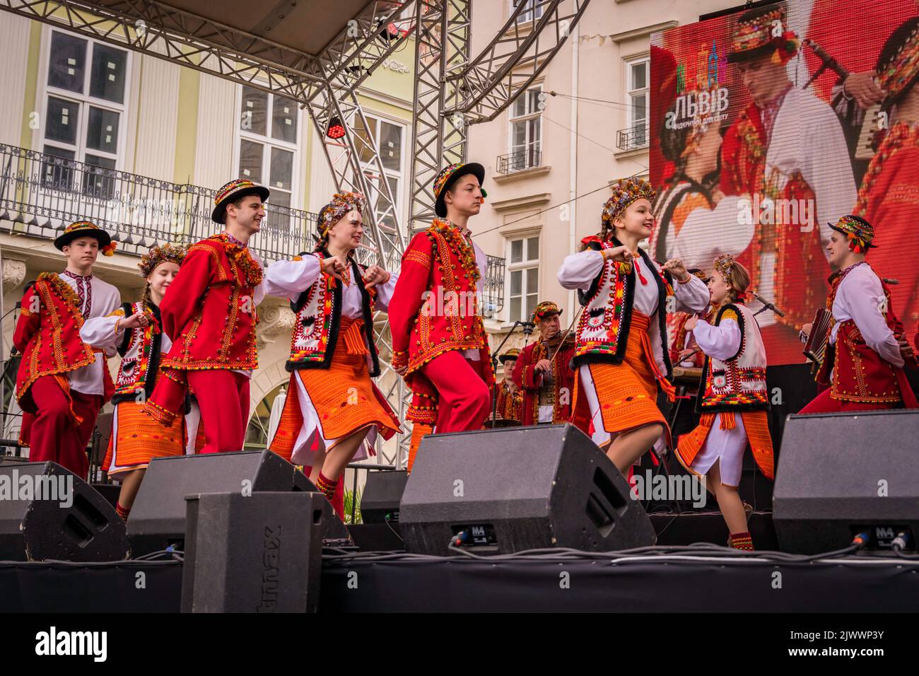 Ukraine folk dance hi-res stock photography and images - Alamy