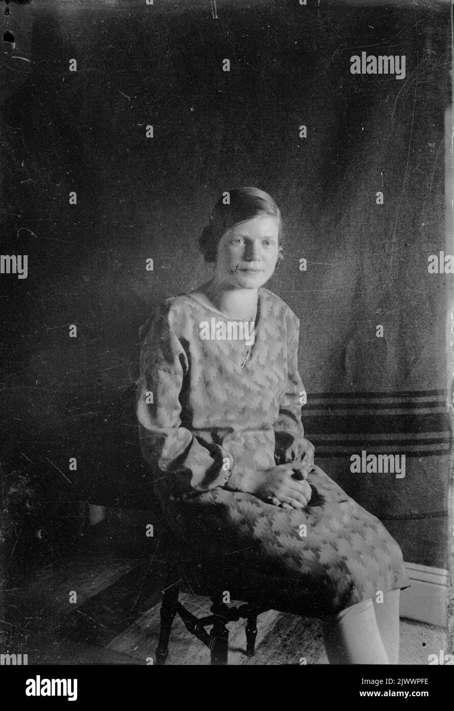 Portrait photo studio backdrop Black and White Stock Photos & Images ...