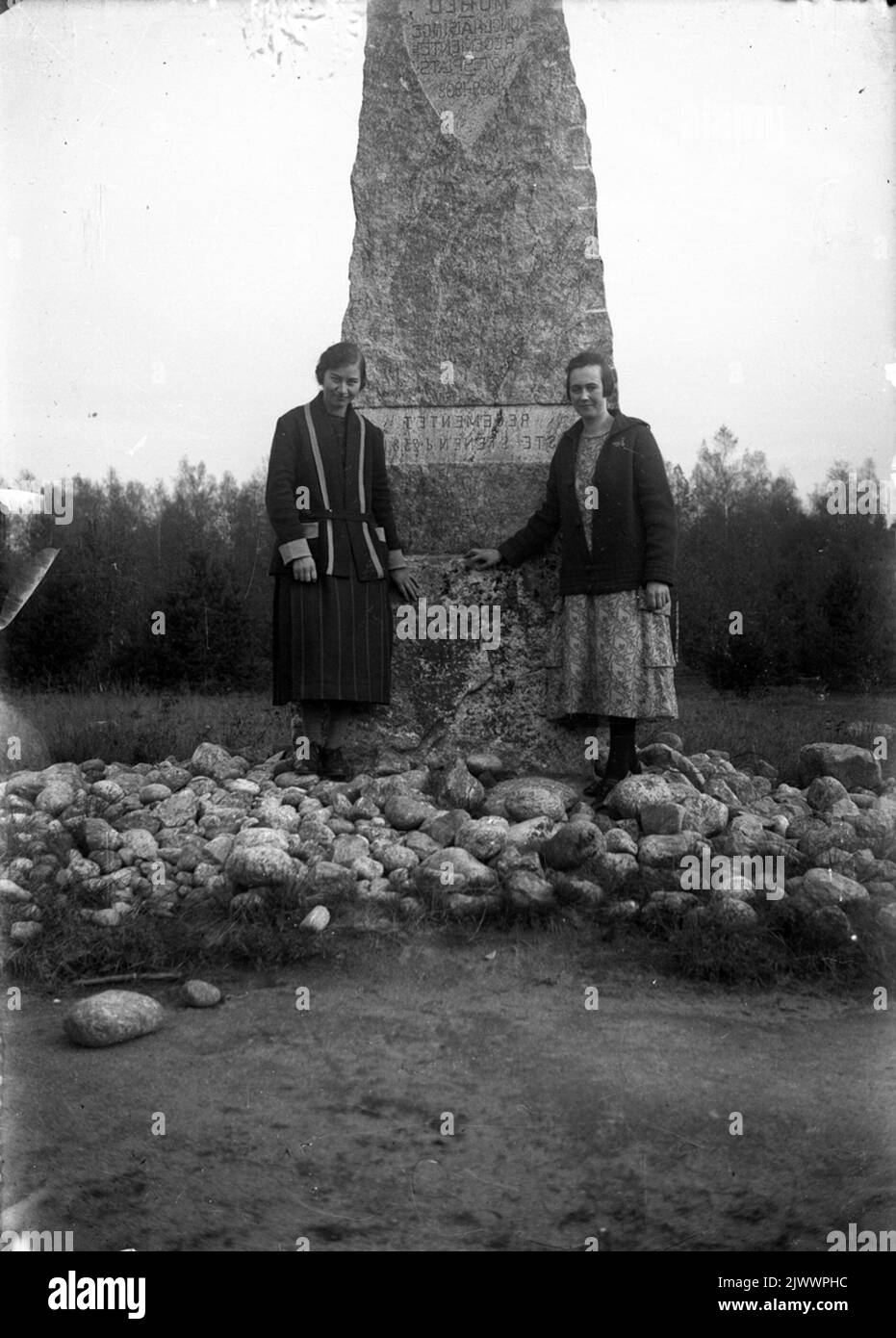 Two women at Mohed Regiment's monument (stone). Två kvinnor vid Mohed ...