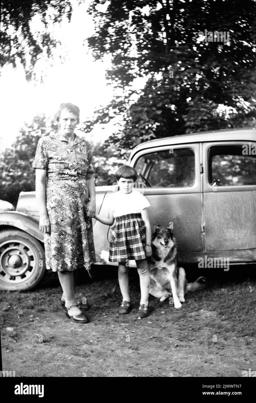 Woman and girl at a Citroén 1938-1947. Kvinna och flicka vid en Citroén 1938-1947 Stock Photo ...