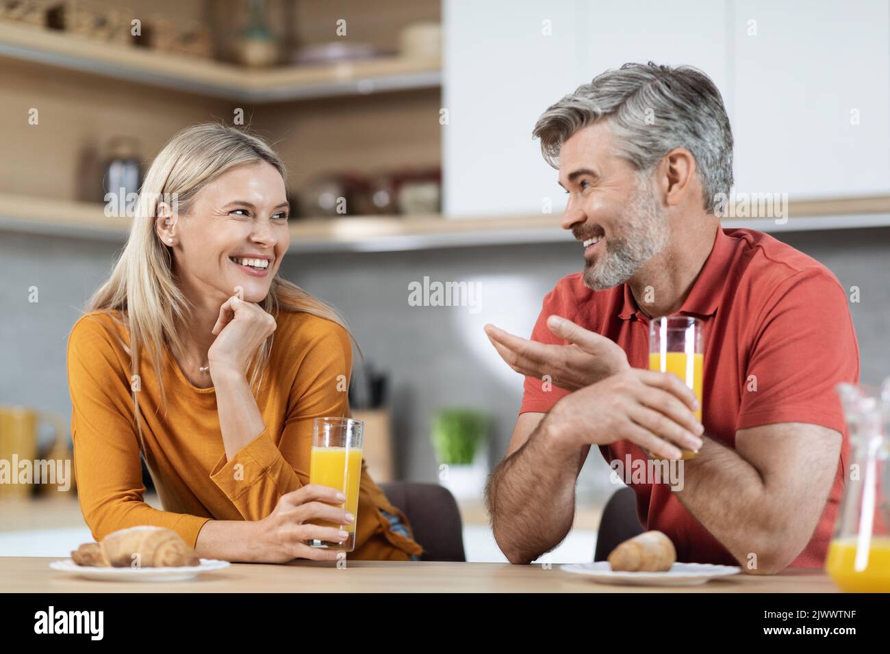 Two middle aged woman kitchen talking hi-res stock photography and ...