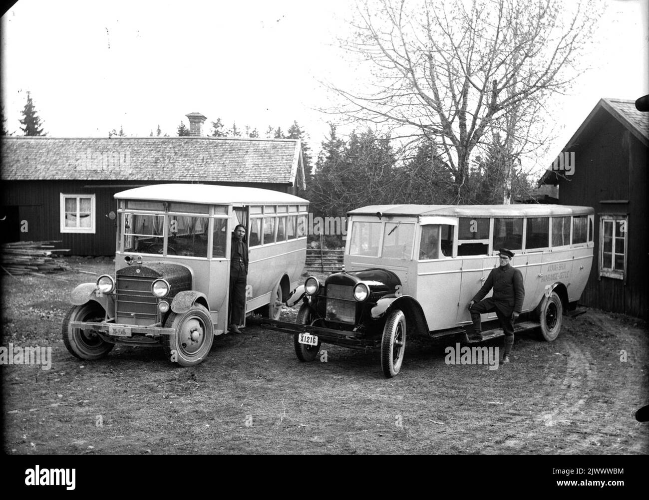 Two Reo buses from the middle end of the 1920s, with driver. Två REO ...